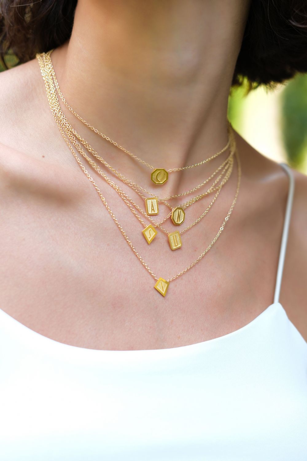 Dörtgen Harf Figürlü Altın Kaplama Gümüş Kolye - mutlumikrop.com