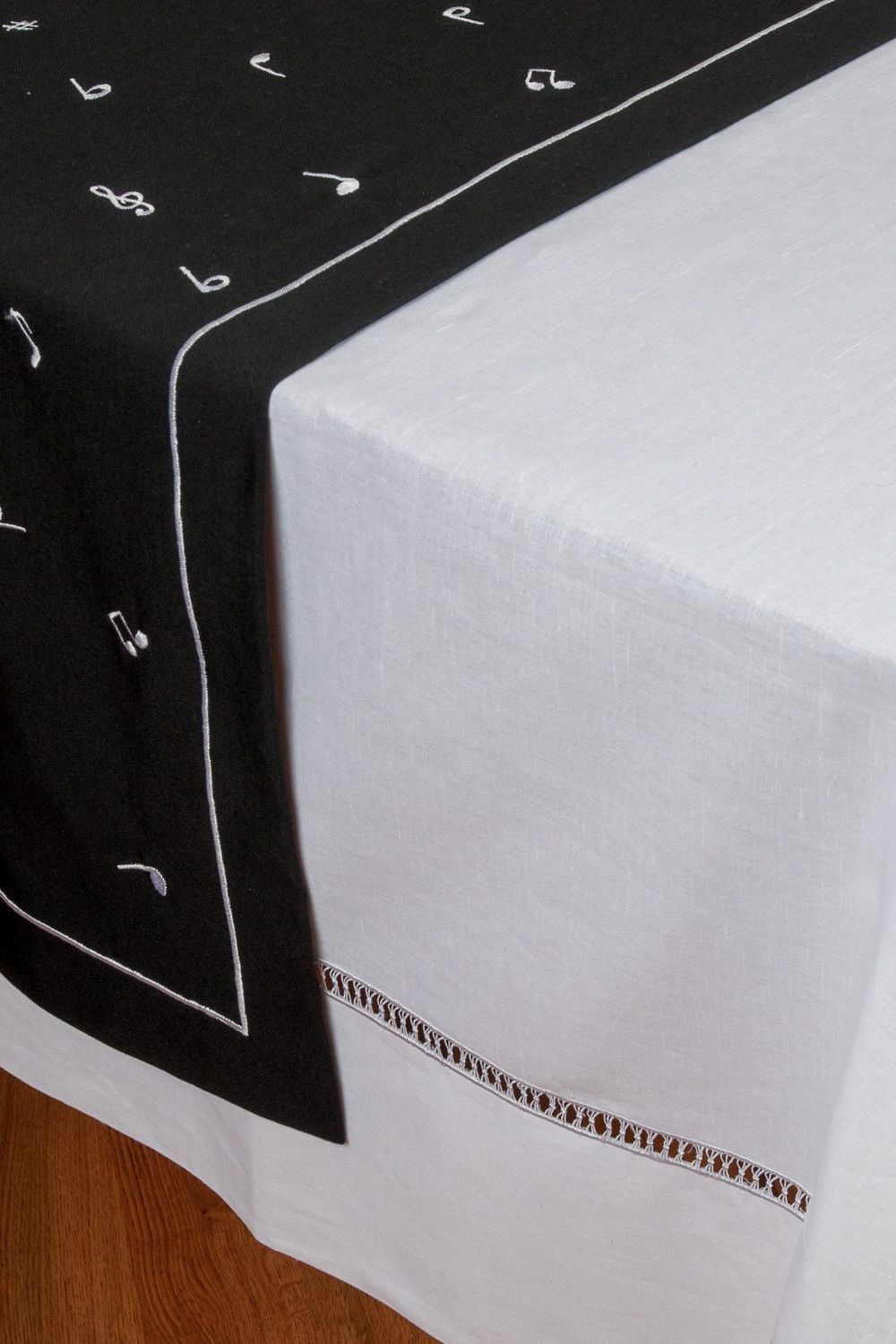 Siyah Keten Nota Nakışlı Runner - mutlumikrop.com